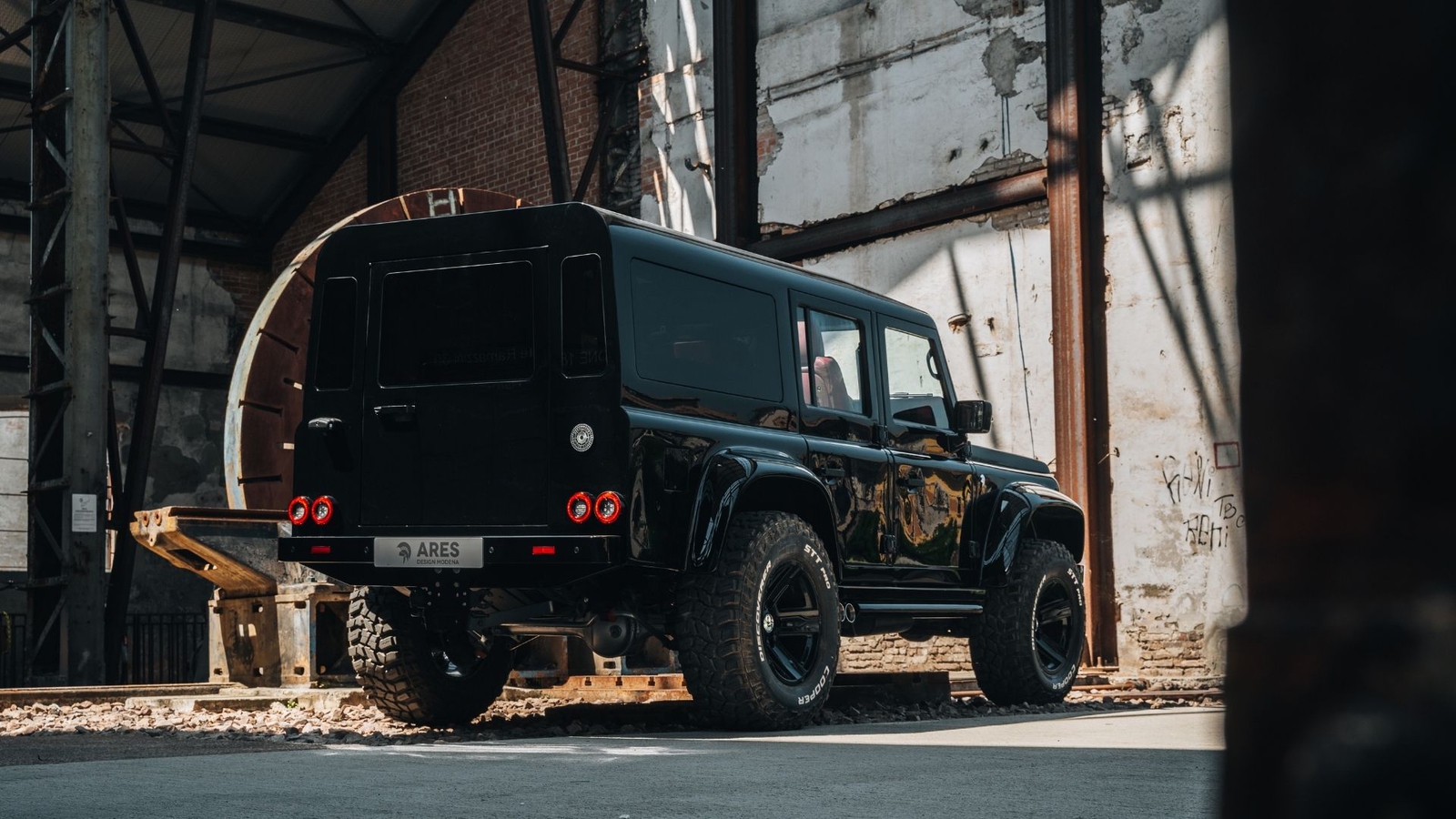 ARES Modena - ARES Modena presenta il nuovo Land Rover Defender V8 Hardtop